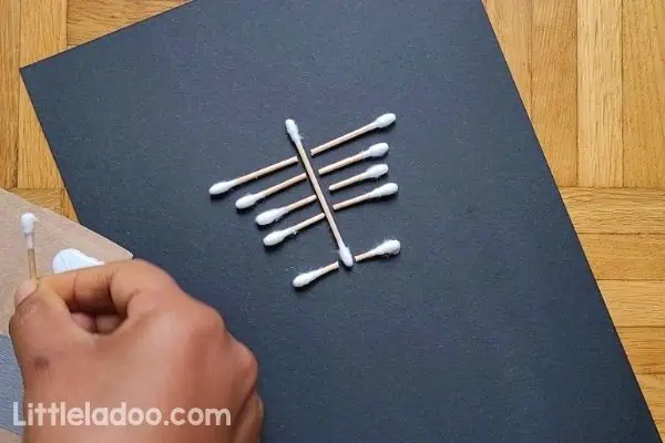QTip Skeleton craft {Free Skull Template}