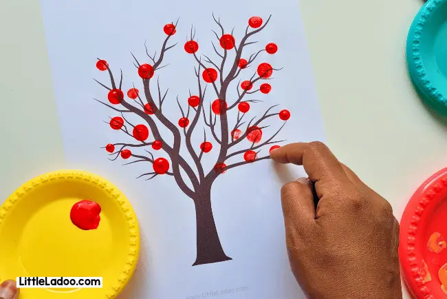 Finger Painted Fall Tree {Free Template}