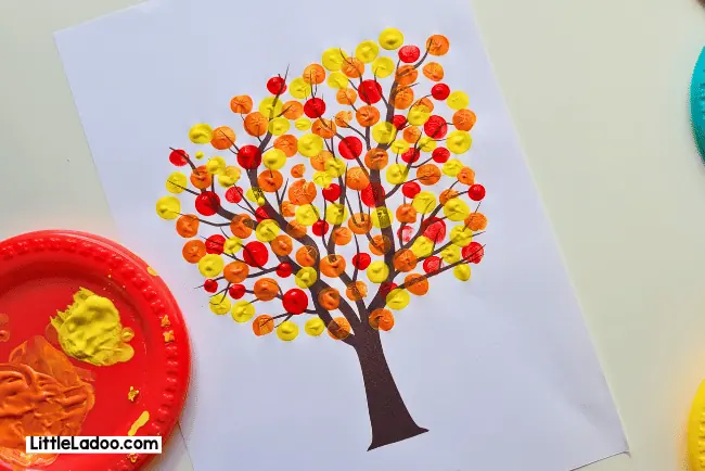 Finger Painted Fall Tree {Free Template}