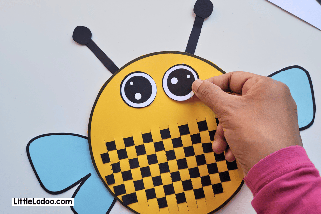 Paper Weaving Bee Craft {Free Template}